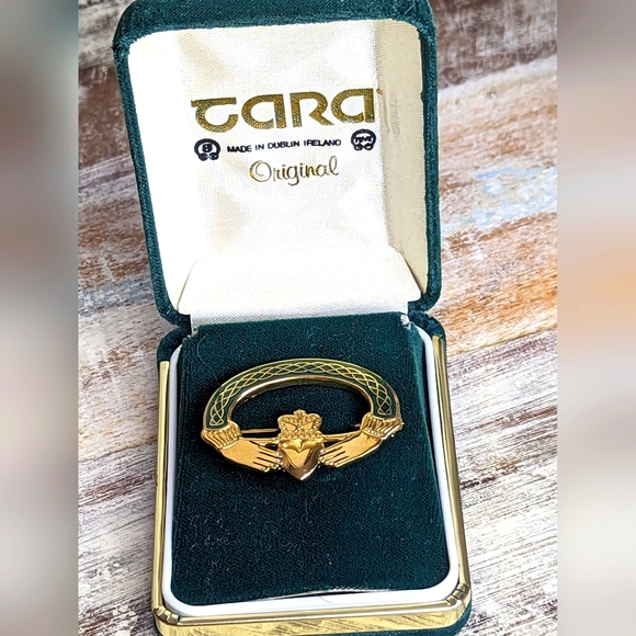 Cara Couture | Jewelry | Cara Irish Claddagh Broochpin | Poshmark